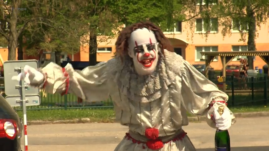 Klaun Špína v Prostřeno! Pustí ho soupeřky ke stolu? | Stream