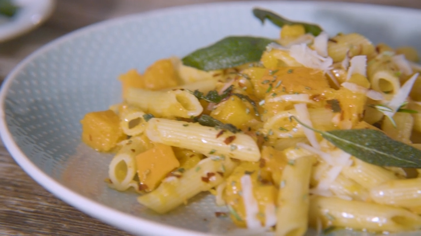 Lehké letní jídlo. Těstoviny s restovanou dýní a parmezánem | Stream