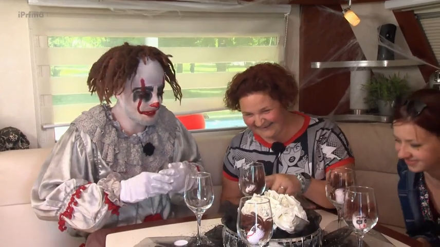 Hororový klaun v Prostřeno! vyděsí hostitelku a servíruje nechutnosti ...